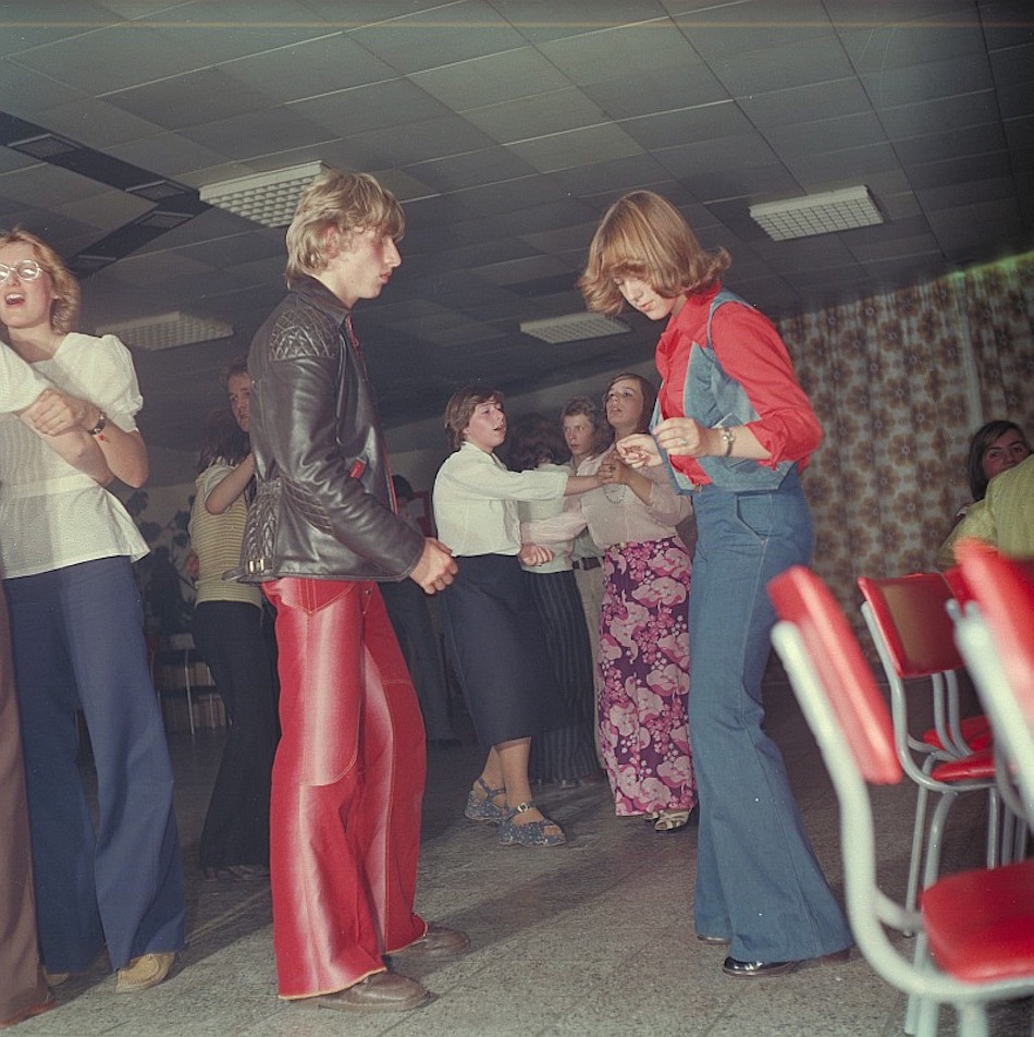 13 Photos Of Disco Fashion From The 1970s | LittleThings.com