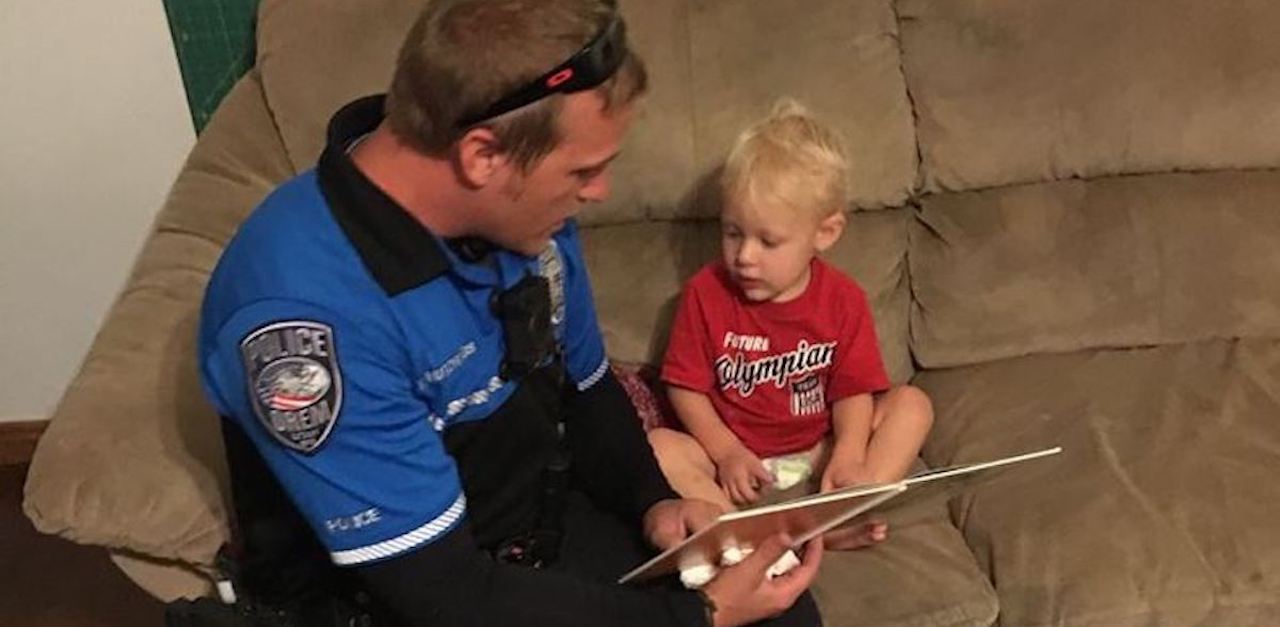 Police Officer Reads Stories To Toddler To Keep Him At Ease ...