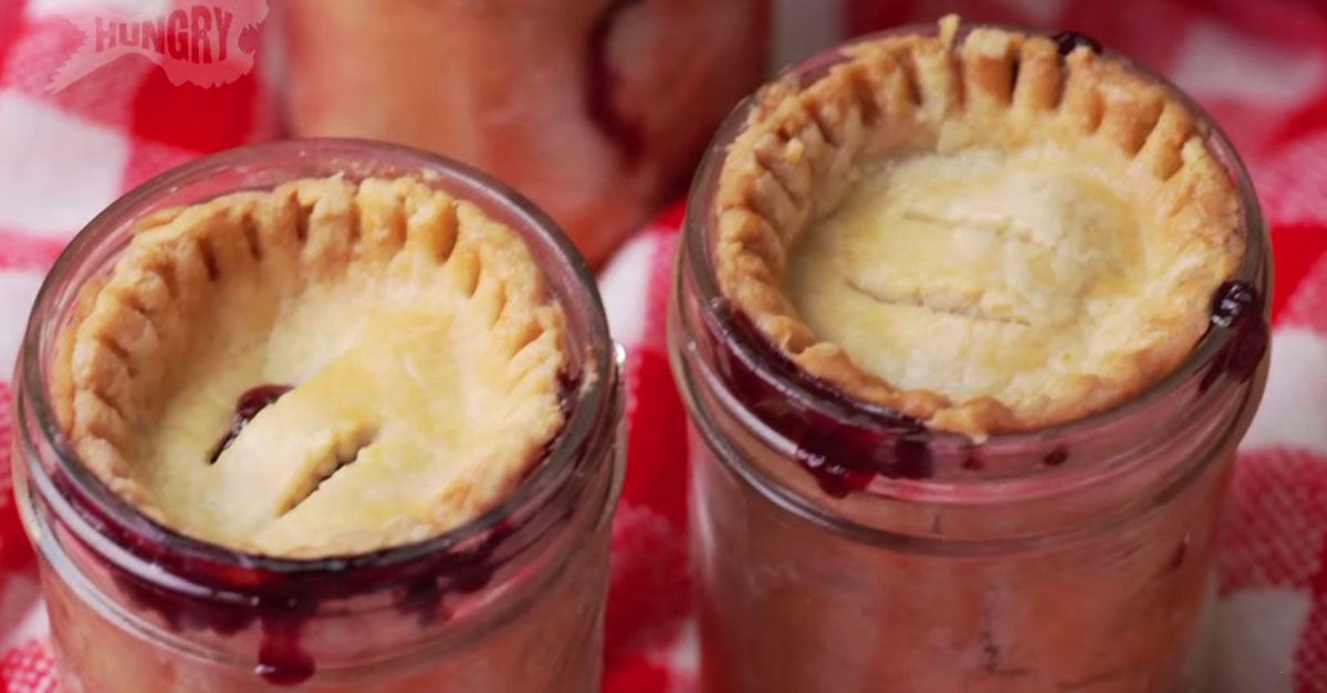 She Pours Two Ingredients Into A Mason Jar. This Is The Simplest Pie ...