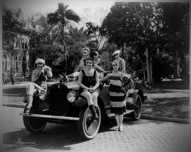 Lovely 1920s Photos Capture The Charm Of Young Flappers And Their Cars ...