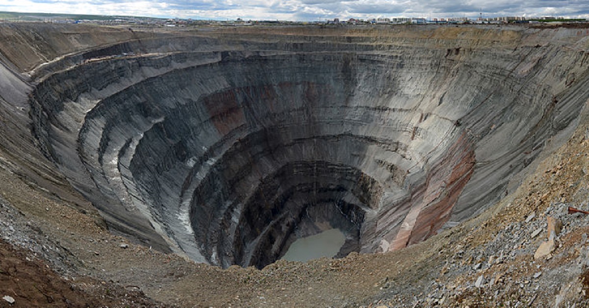 10 Fascinating Facts About The Mile-Wide Mir Diamond Mine In Russia ...