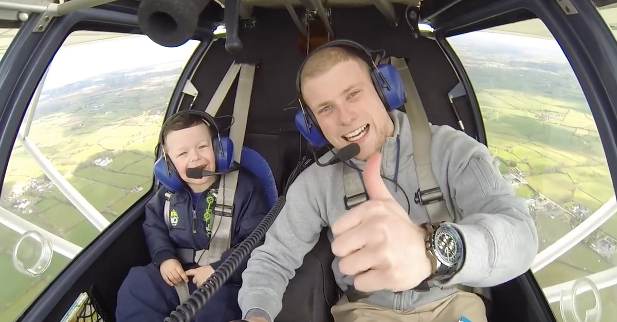 Pilot Prepares For Flight, Now Watch His Little Brother’s Face When ...