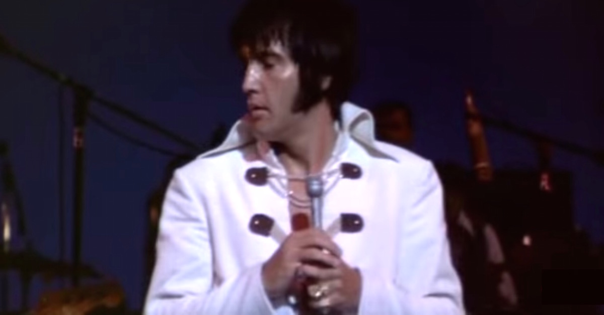 Watch Elvis Surprise Fans On Stage In 1970. What He Sings? INCREDIBLE ...