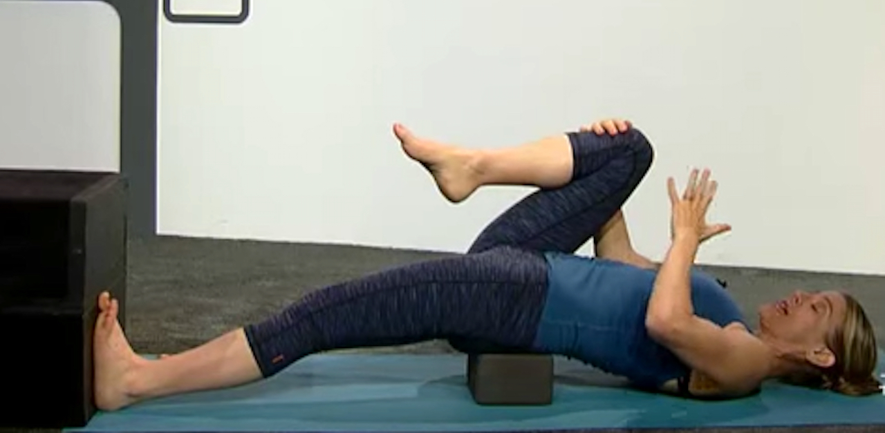 Try This 2-Minute Stretch That Will Finally Let You Sleep Through The ...