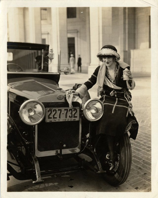 Lovely 1920s Photos Capture The Charm Of Young Flappers And Their Cars ...