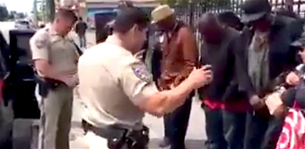 Cops Line Up Homeless People On The Road For A Prayer Before Giving ...