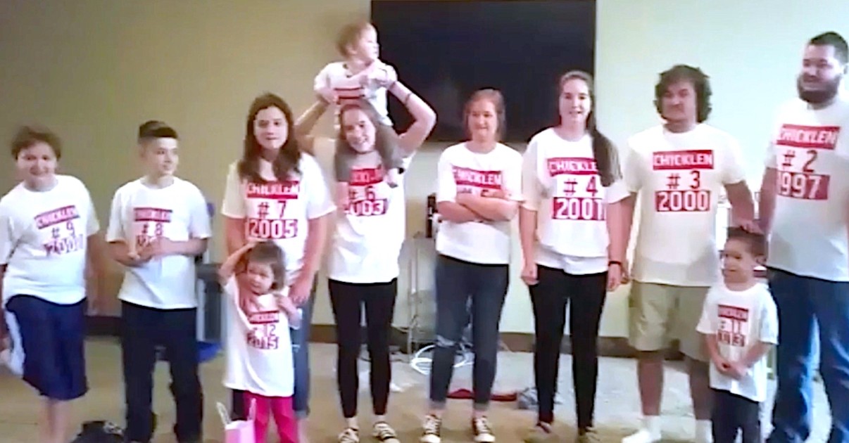 13 Kids Line Up For Photo To Learn Mom Is Having 14th Baby ...