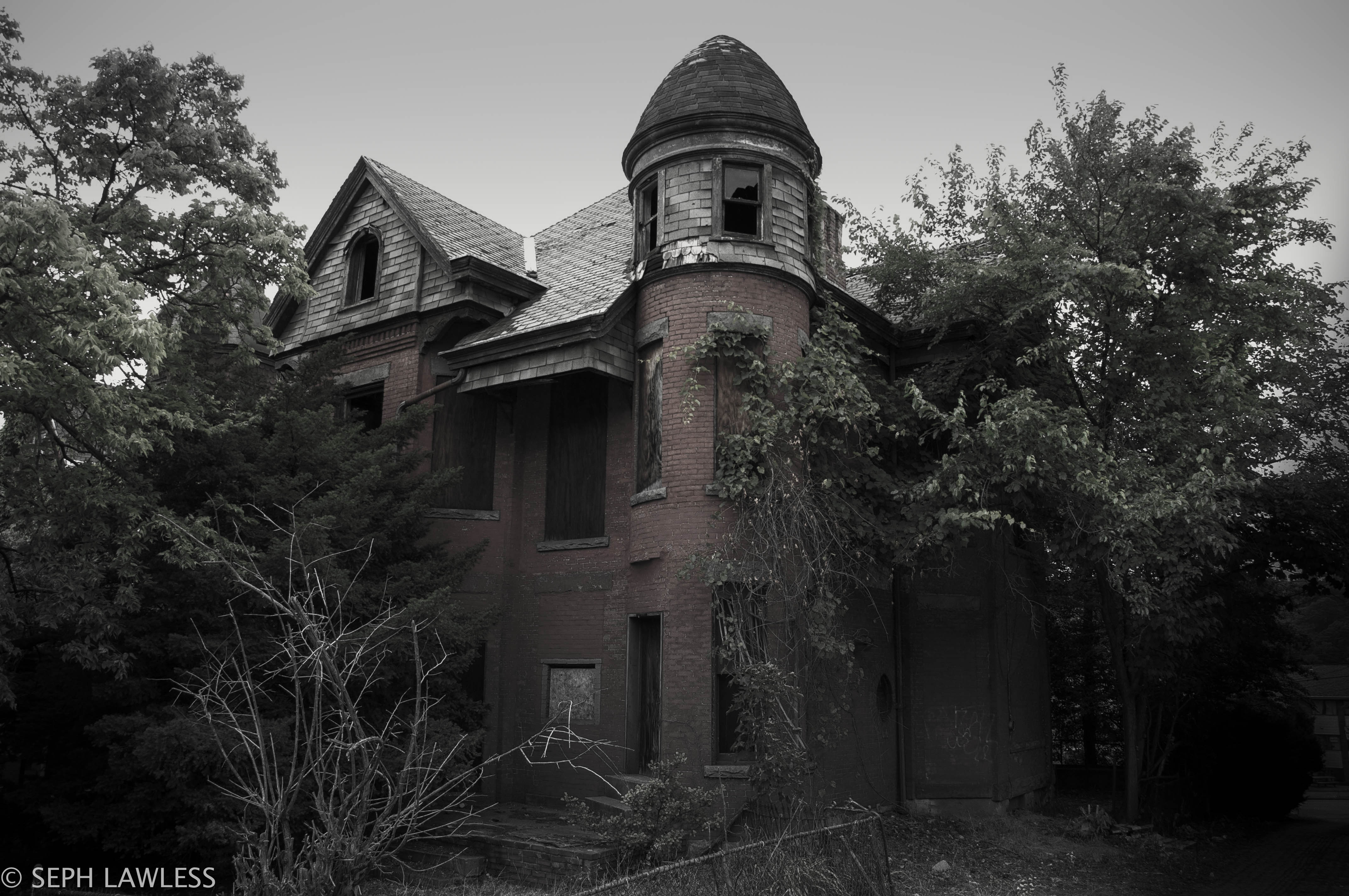 He Photographed This Eerie Abandoned House. What Happened There? The ...