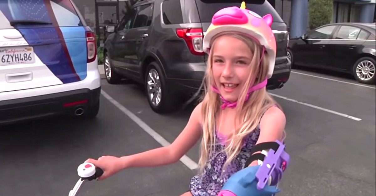 Look Closely At This Little Girl's Photo. What Makes Her So Special? I ...