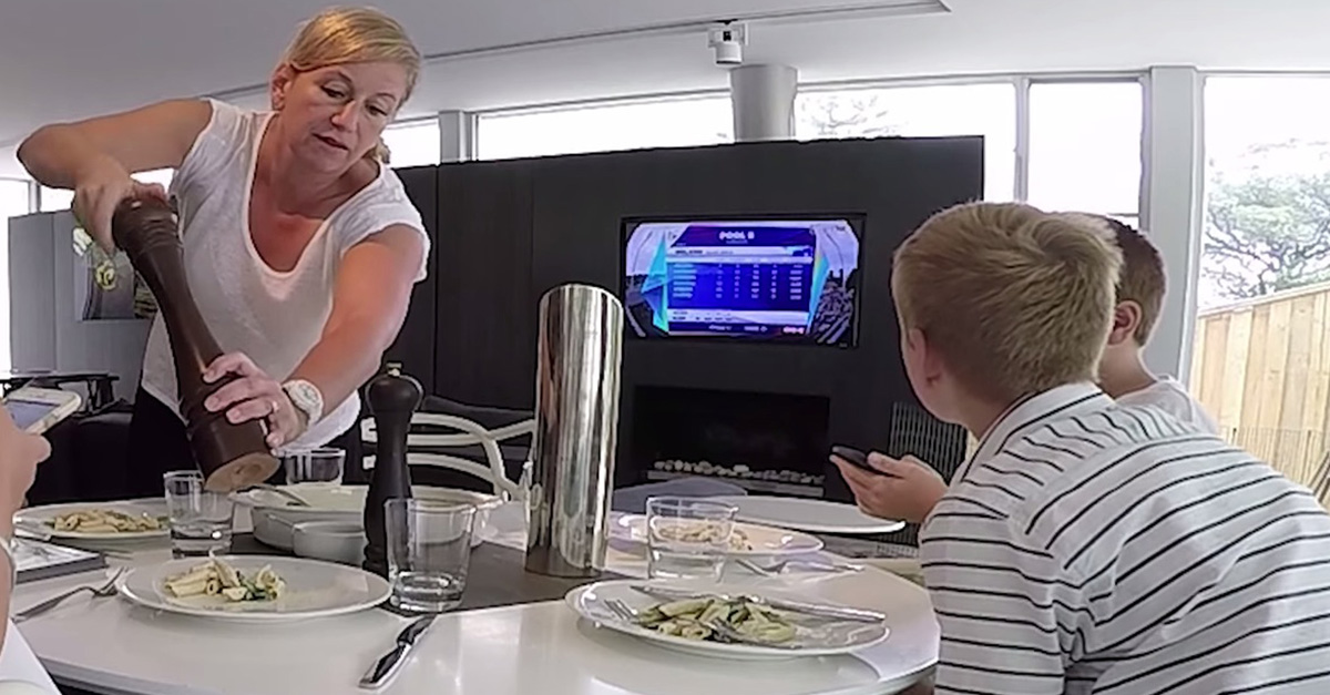 Her Kids Won’t Stop Texting At The Dinner Table...Until Mom Steps In ...