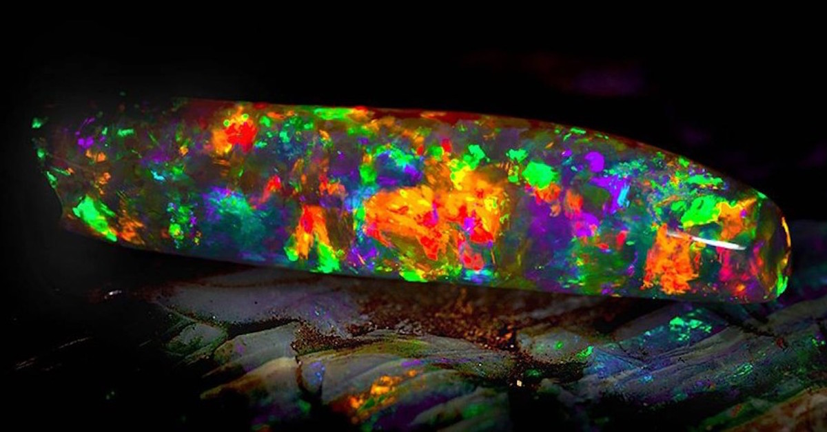 Scientists Unearth A Strange Rock. When They Hit The Lights? INCREDIBLE ...