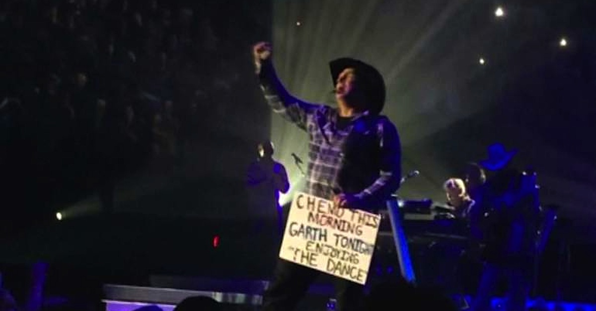 Garth Brooks Stops His Concert Because Of A Woman's Sign ...