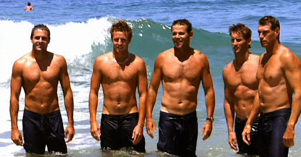 5 Lifeguards Line Up For A Photo When They Hear SCREAMS. What They Do ...