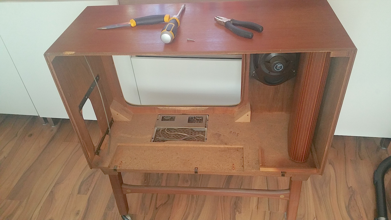 He Transforms His Broken Vintage TV Set Into Something STUNNING. I Wish ...