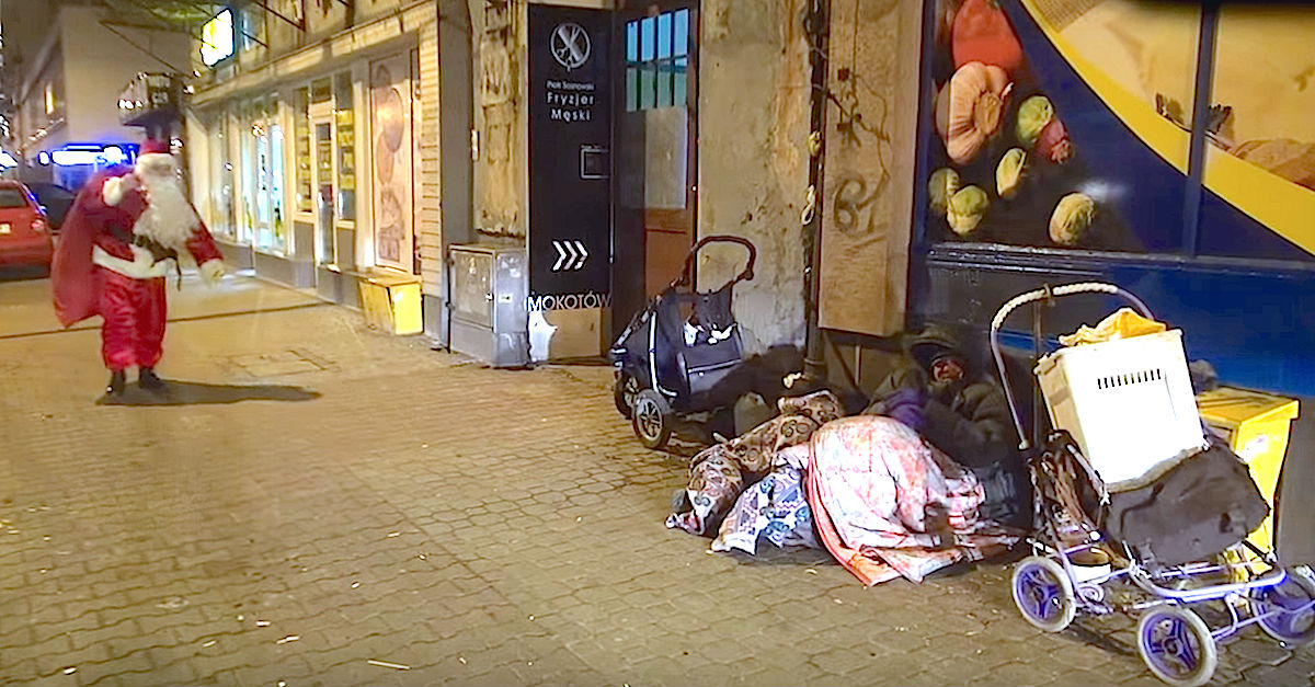 They Start Filming 2 Homeless Men, Now Keep Your Eye On Santa Claus ...