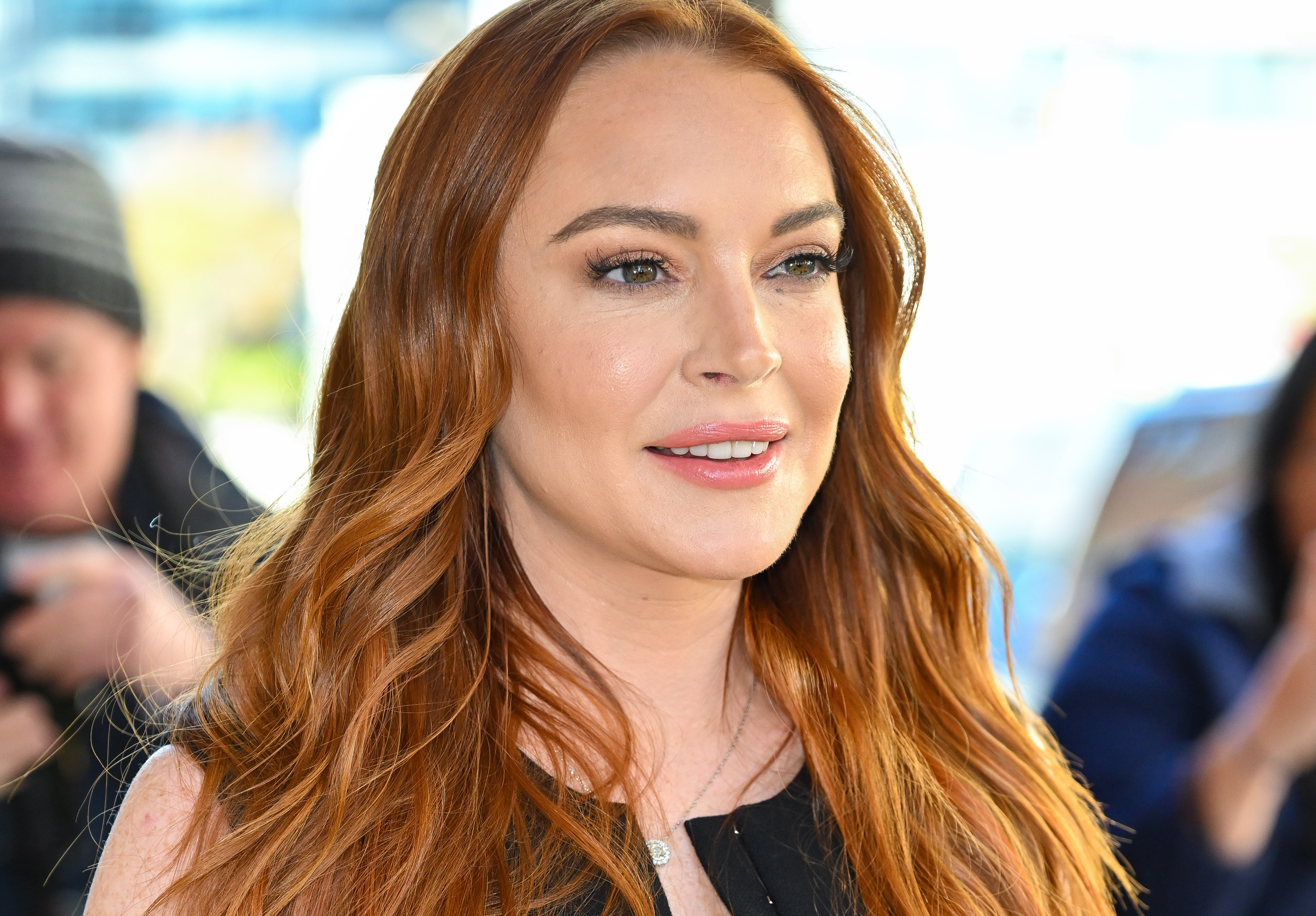 Lindsay Lohan Gives Us A Look At Her Baby Bump In Mirror Selfie ...