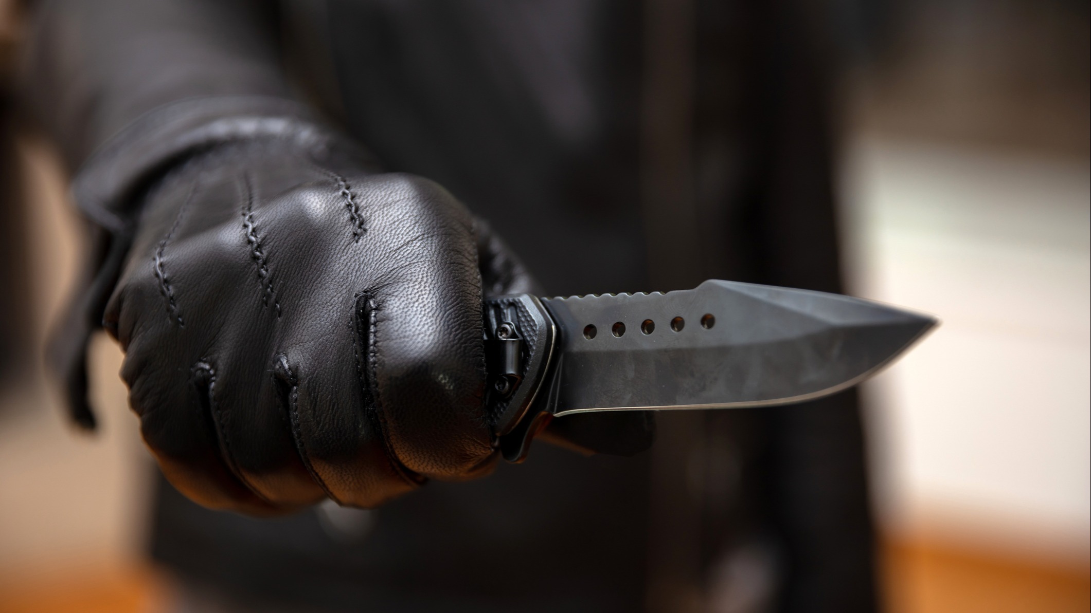 Young Woman Fights Back Against Knife-Wielding Attacker to Protect ...