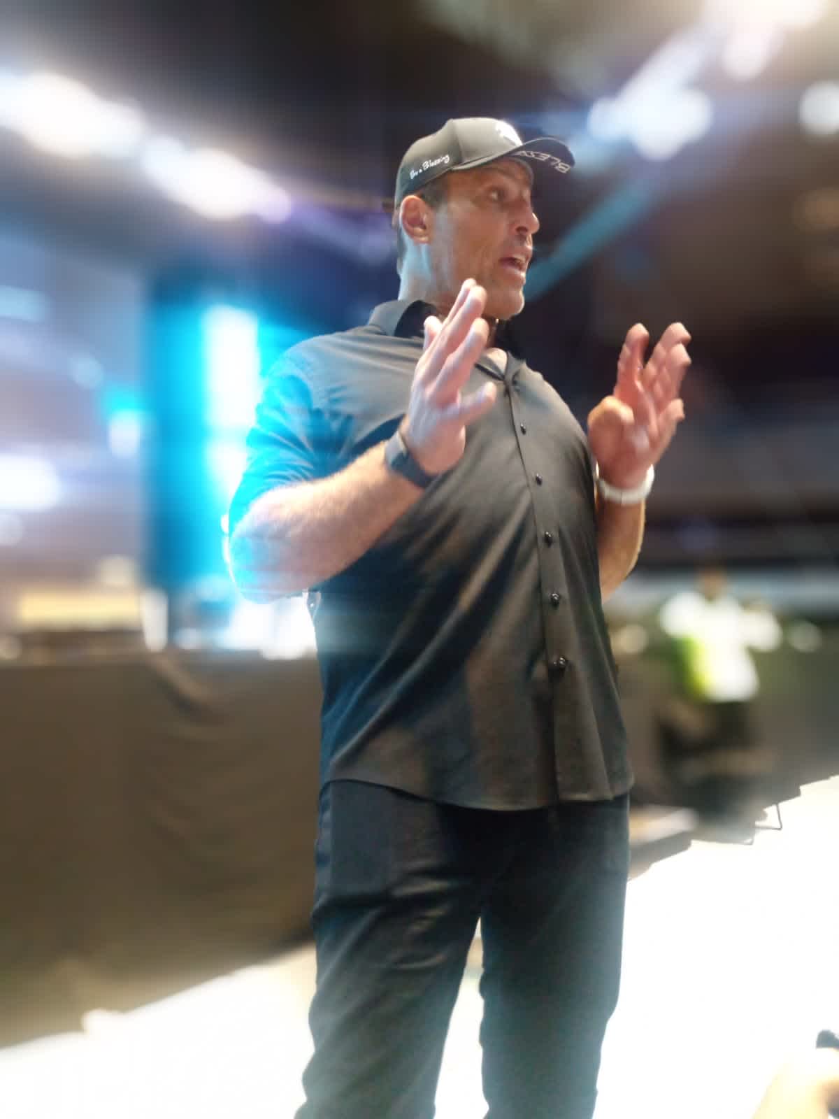 Tony Robbins pone a vibrar a la Ciudad de México en EXMA 2022 FEARLESS ...