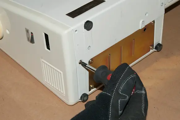 How to replace a sewing machine drive belt | Repair guide
