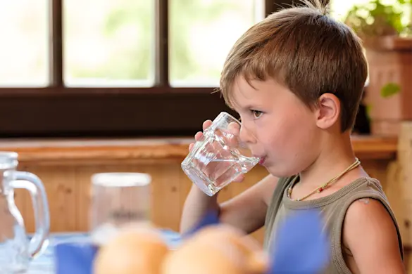 How to Replace the Water Filter in a KitchenAid Refrigerator ...
