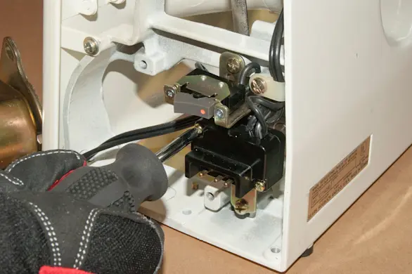 How to replace a sewing machine on/off switch | Repair guide
