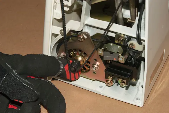 How to replace a sewing machine drive belt | Repair guide