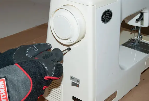 How to replace a sewing machine drive belt | Repair guide