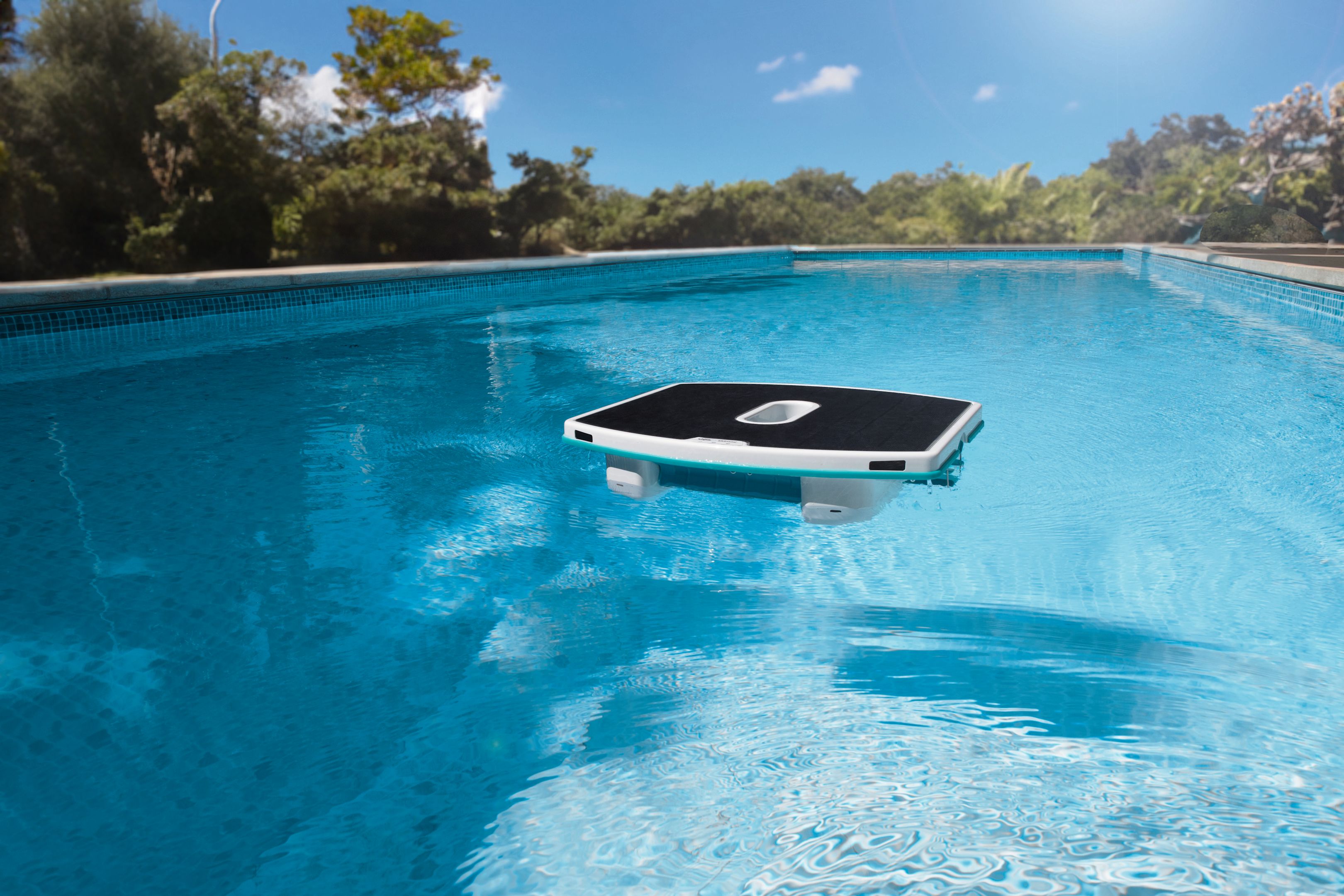 Skimmi | Robotic Cordless Pool Cleaner | Maytronics