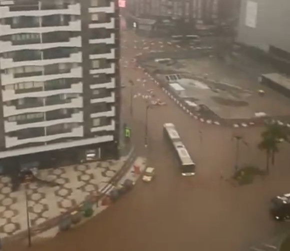Zware regenval zet grote delen van Malaga onder water | Weerverteller