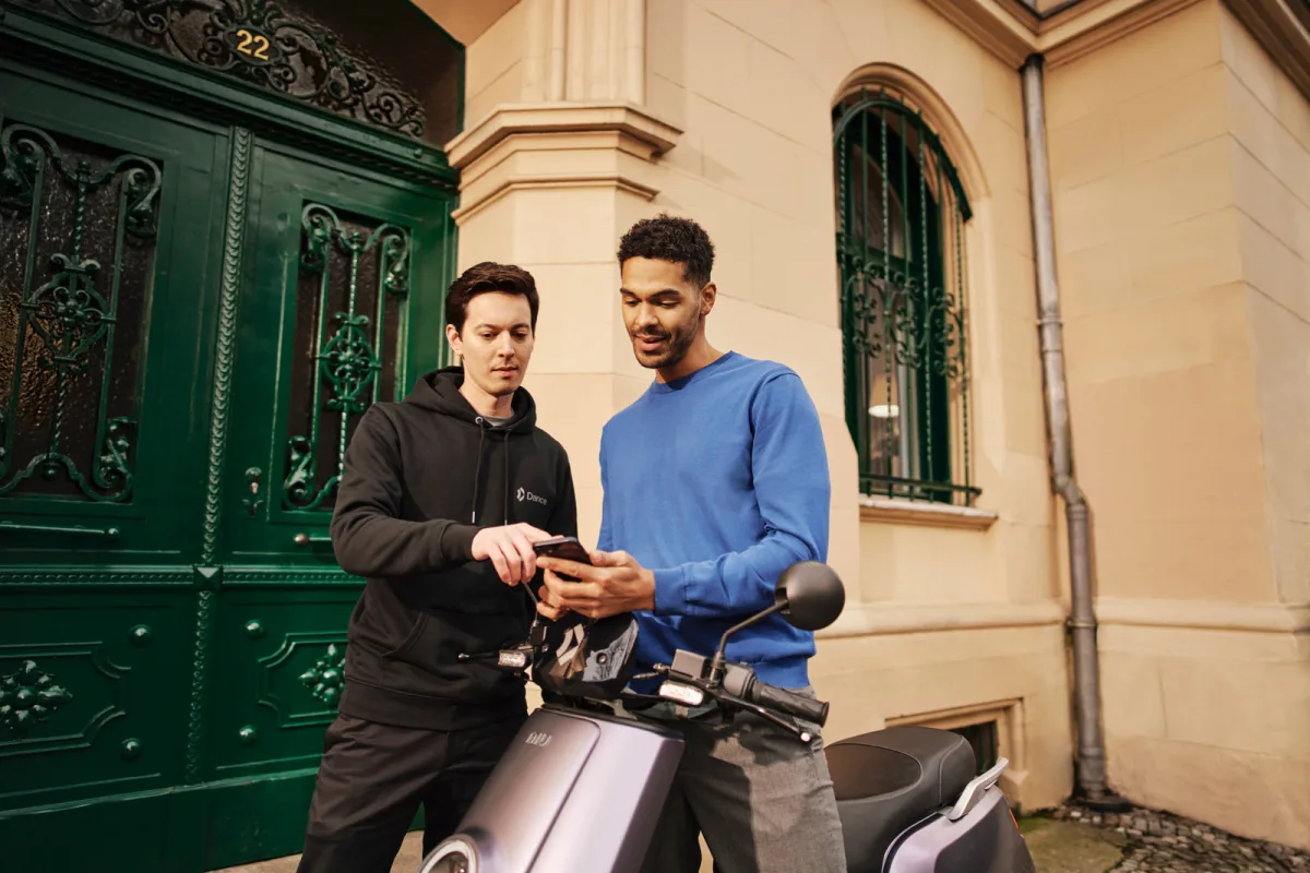 Electric moped subscription Berlin | Dance