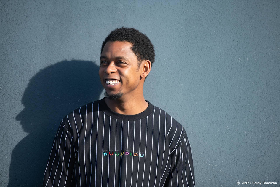 Zanger Typhoon heeft zijn vriendin het ja-woord gegeven | Shownieuws