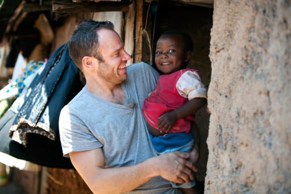David Hellenius träffar föräldralösa barn i Kenya | unicef.se