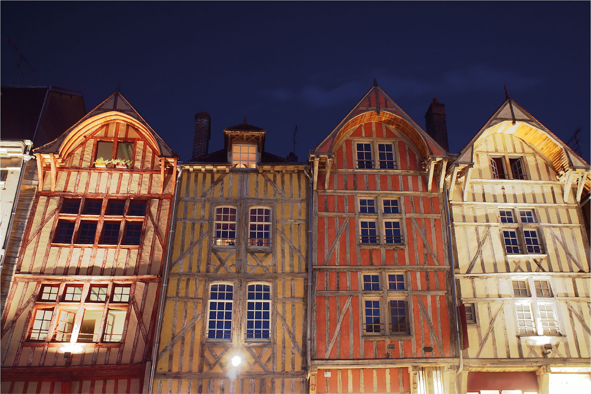 ACE Hôtel, comfortable French rooms and a 24‑hour catering service