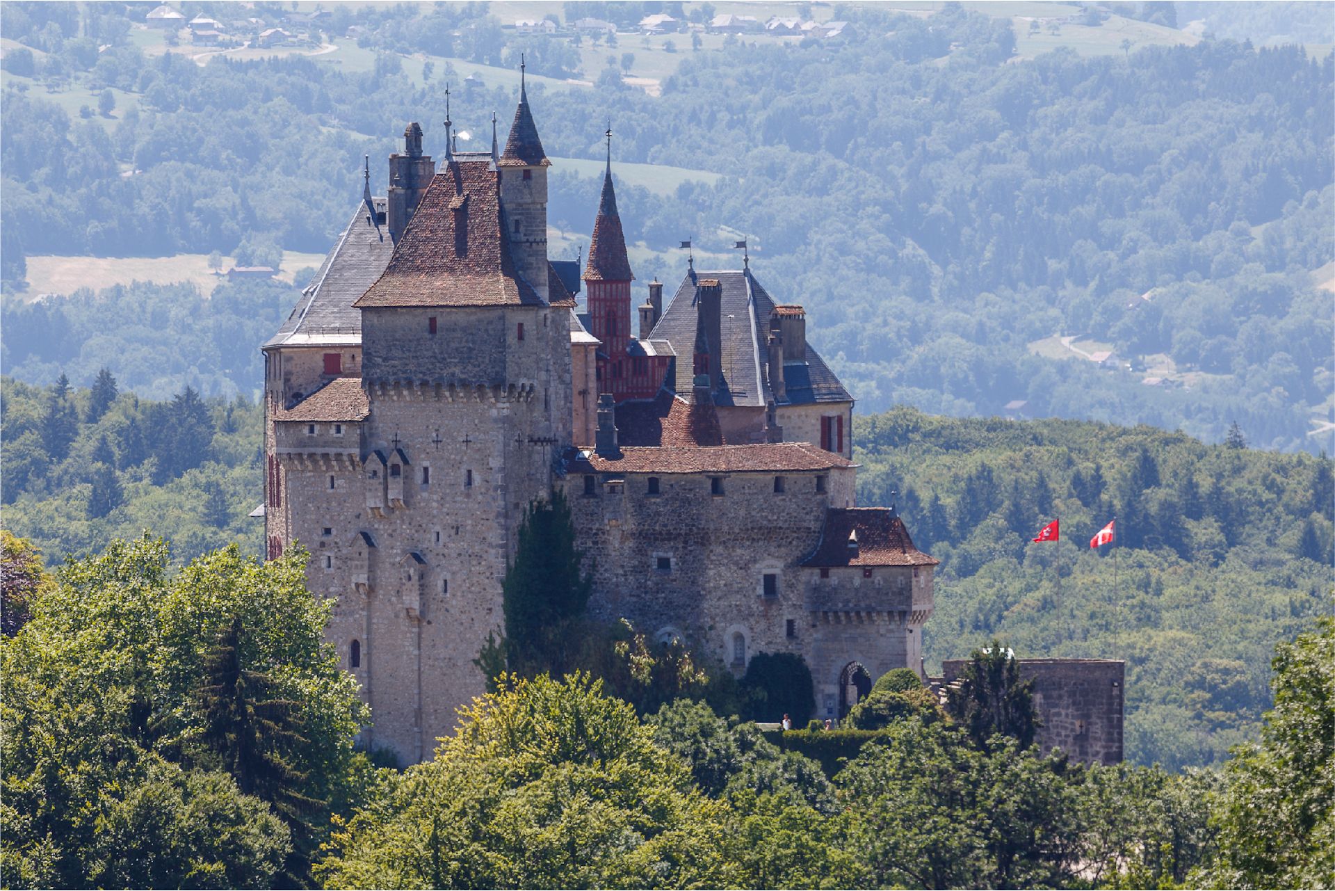 Château de Menthon-Saint-Bernard, à proximité de l'hôtel d'Annecy | ACE ...