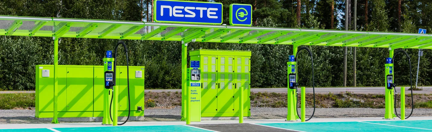 Sähköautojen lataus matkalla | Neste