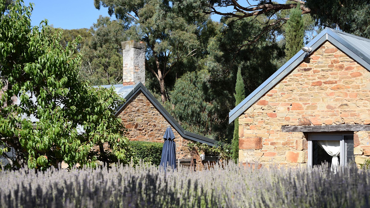 Enjoy a luxe holiday in a Castlemaine accommodation | Stayz