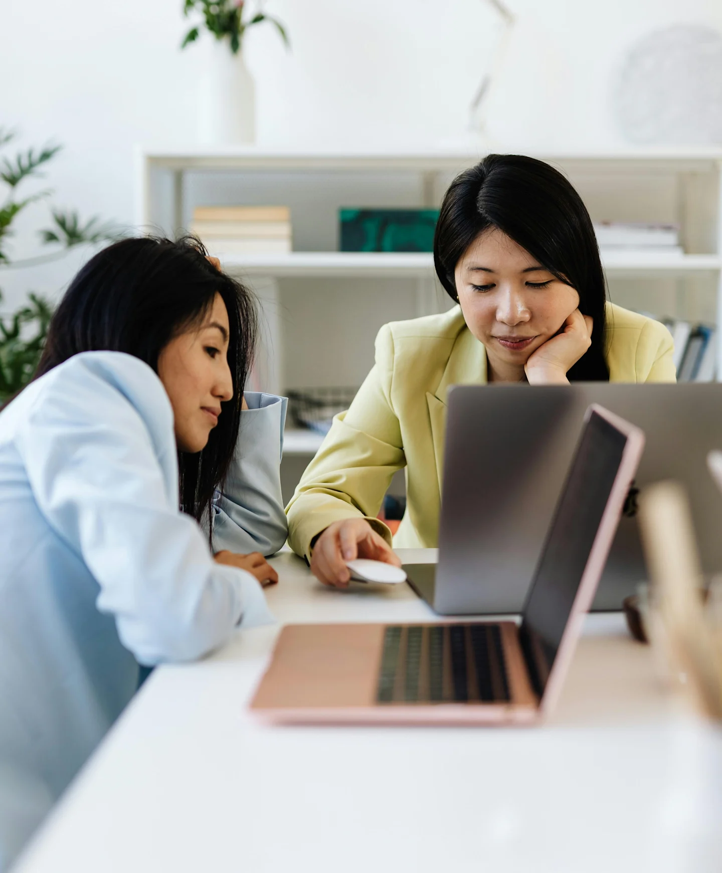 Top 10 Interview Outfits for Women (From Casual to Formal)