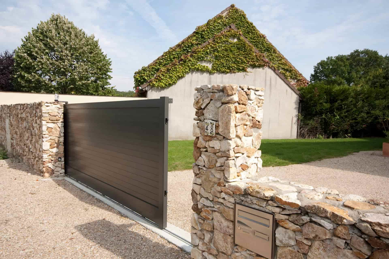 Portail moderne aluminium - TECHNAL