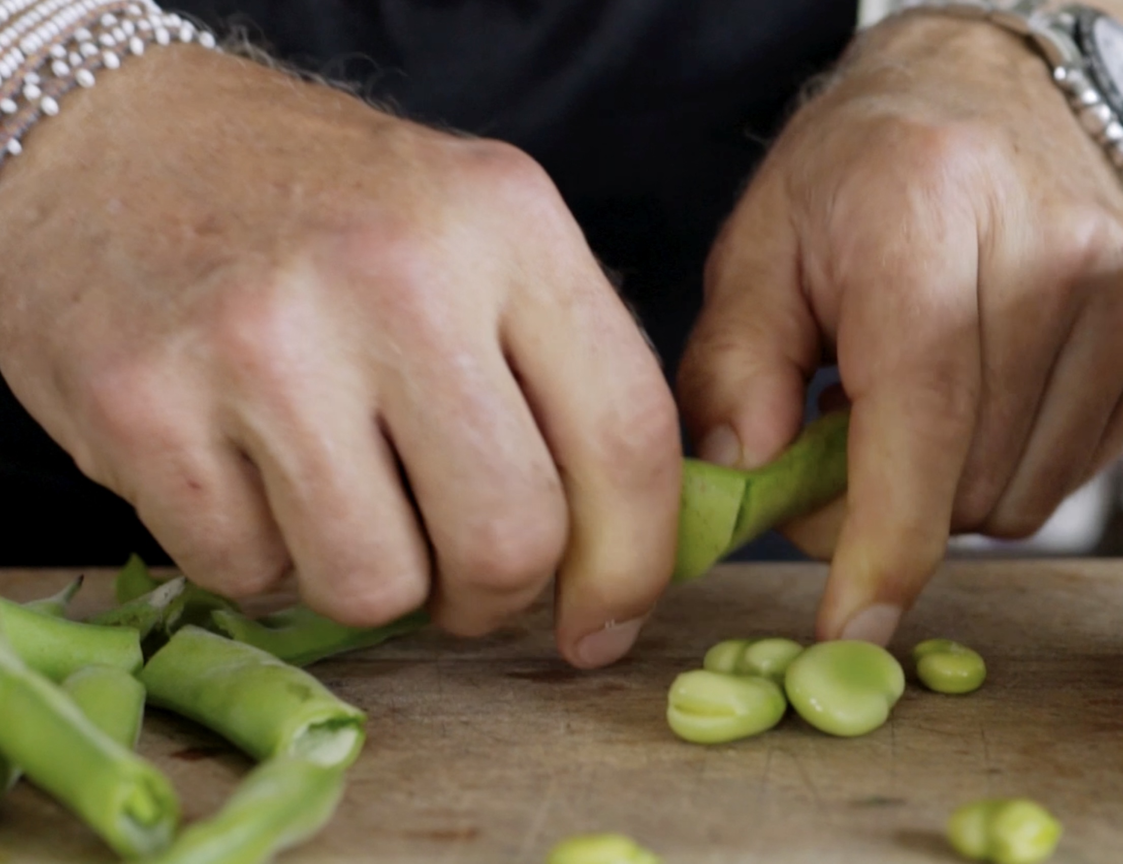 Burrata mit Gartenerbsen, Fave-Bohnen und Basilikumöl | HOMEMADE