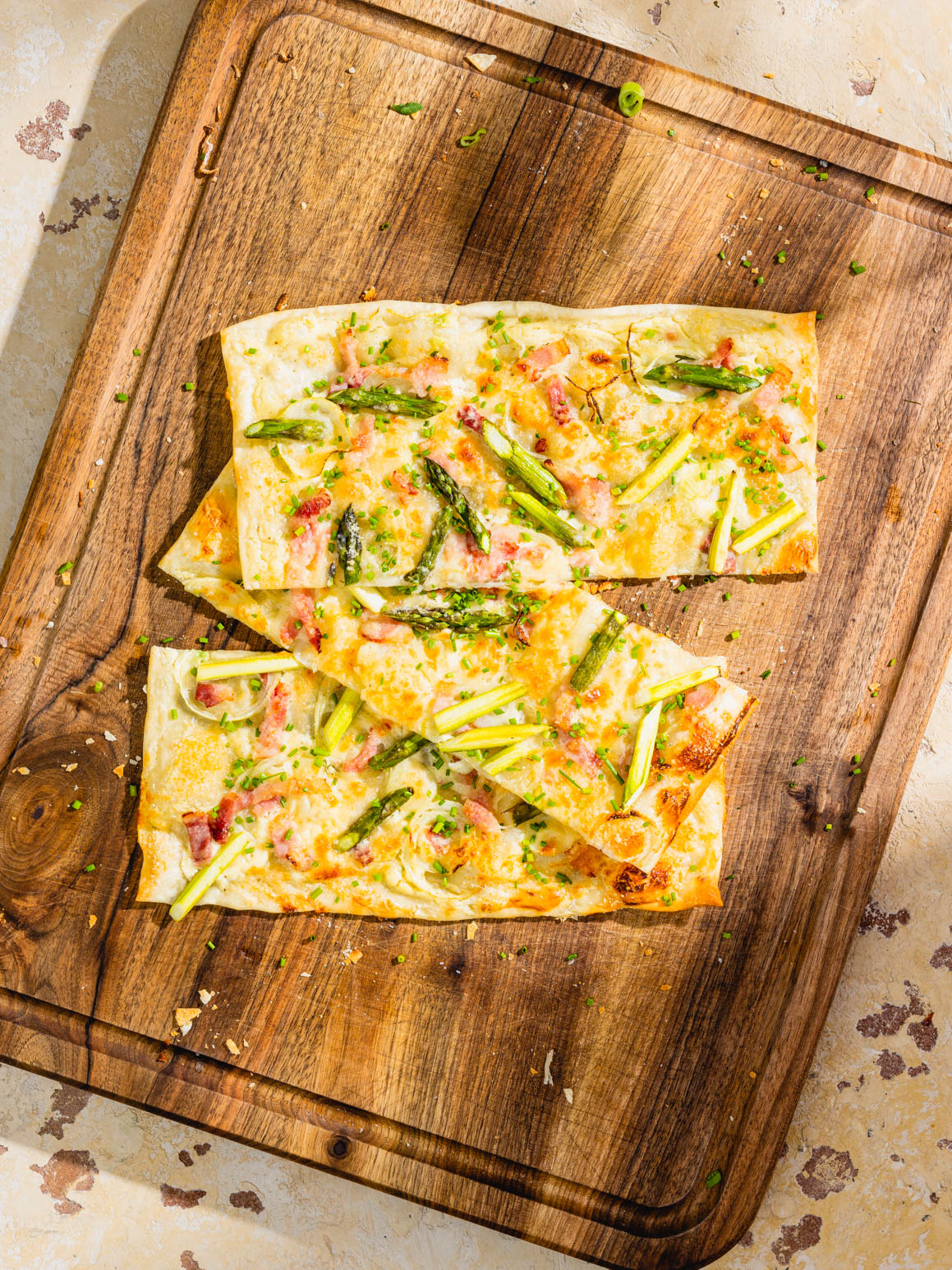 Flammkuchen mit Spargel, Pancetta und Zwiebeln | HOMEMADE