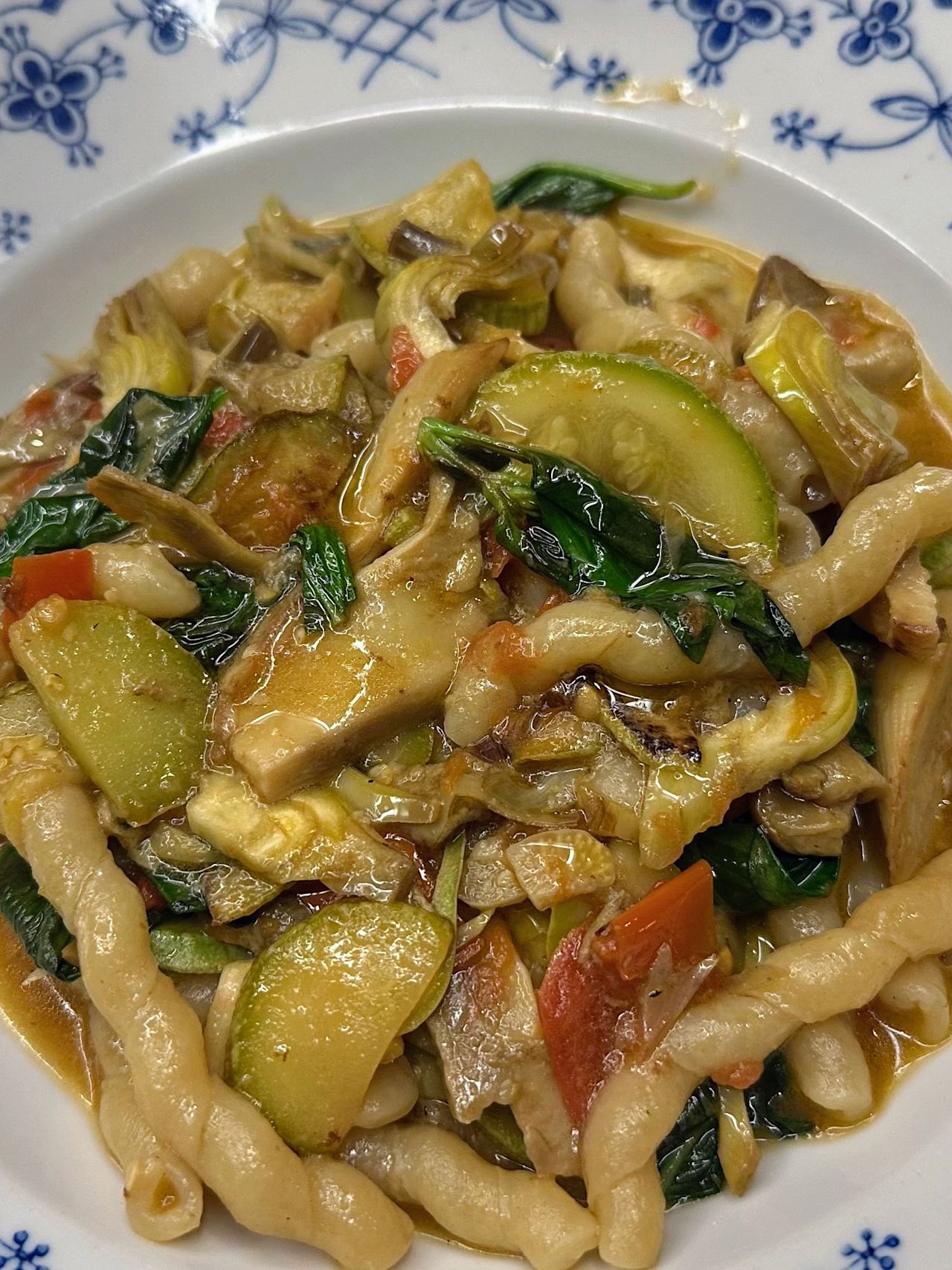 Busiate Pasta mit Artischocken und Zucchini | HOMEMADE