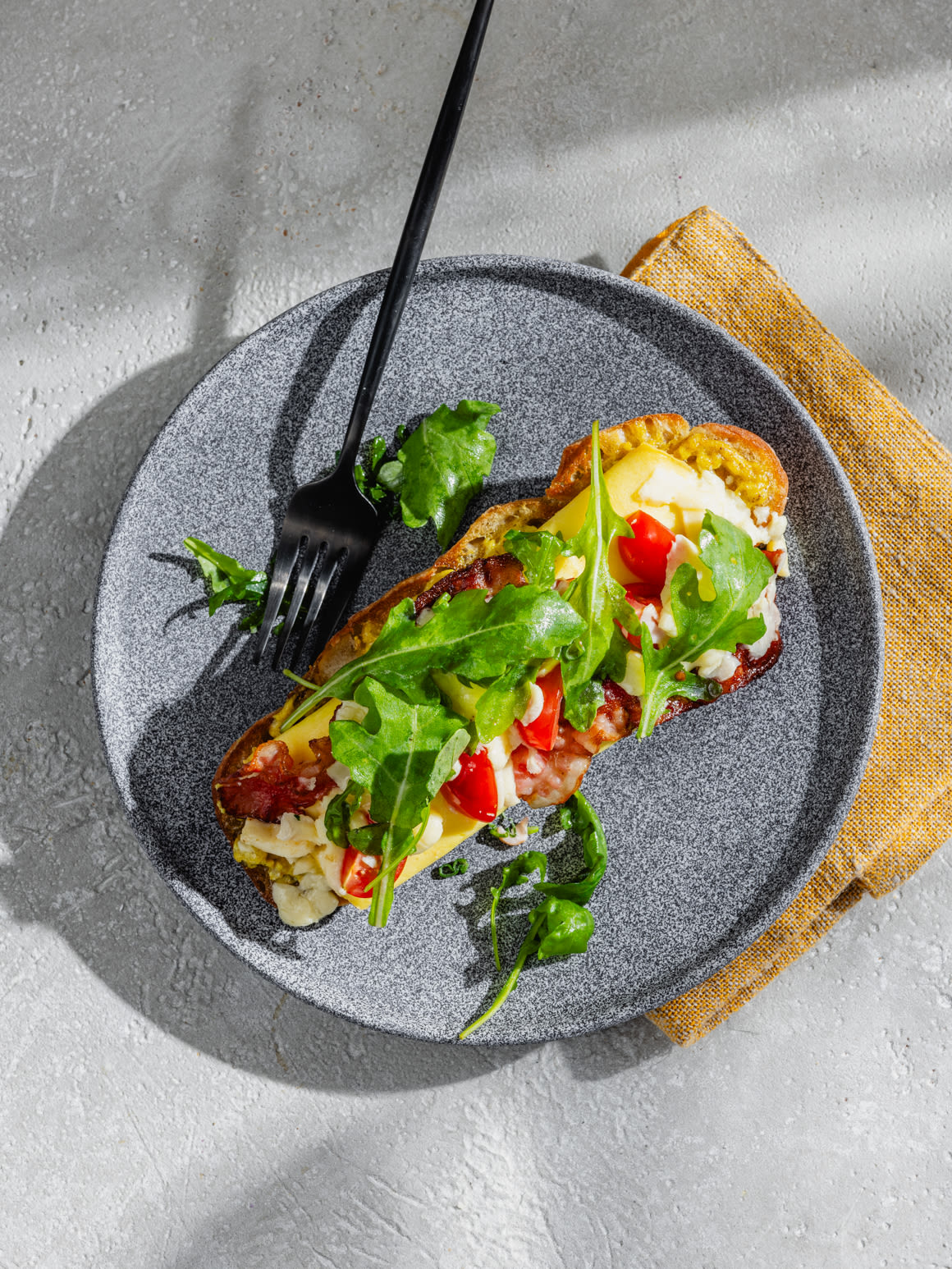 Frühstücks-Club-Toast mit Omelette | HOMEMADE