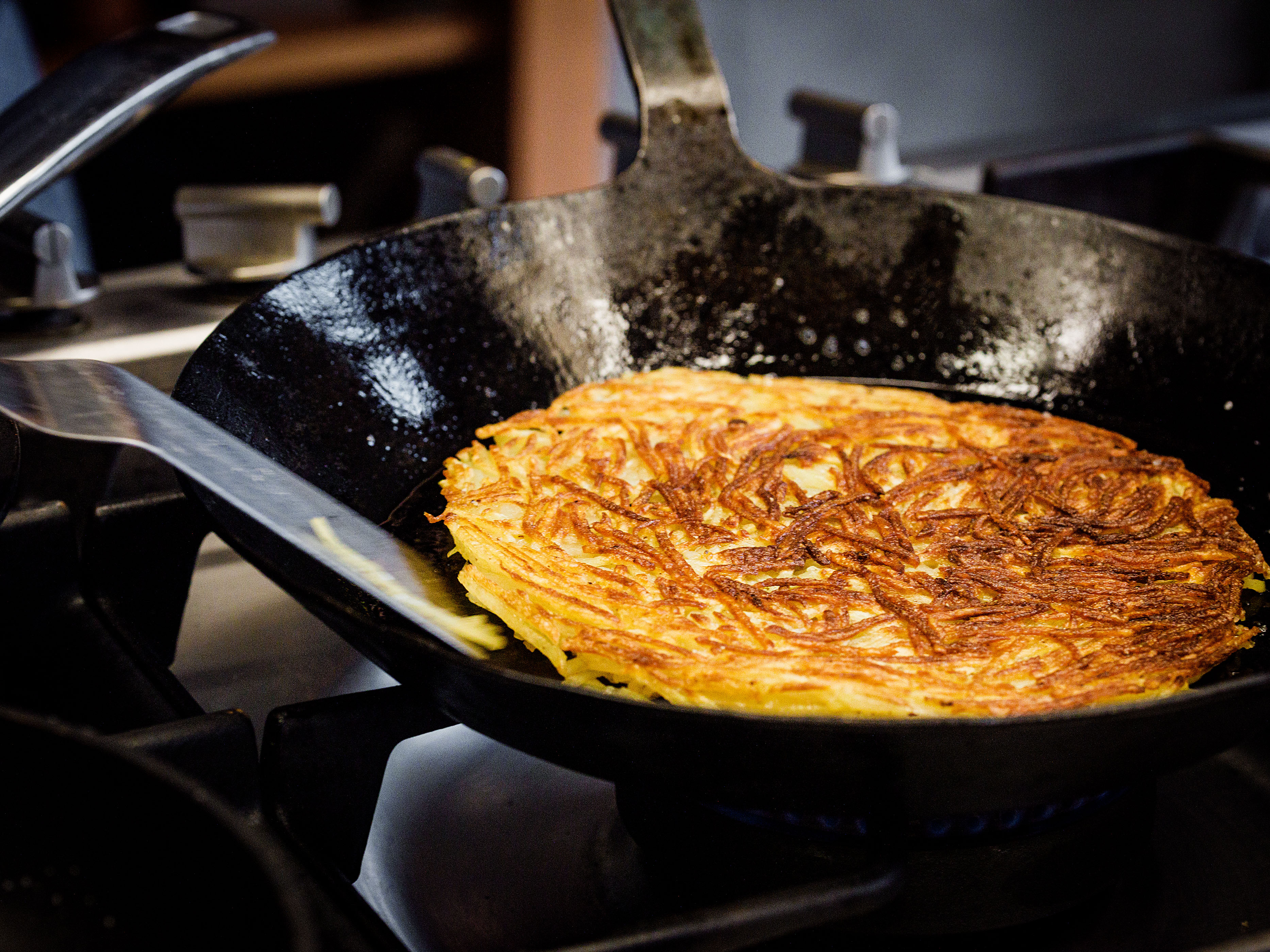 Schweizer Rösti Aus Rohen Kartoffeln Mit Schritt-Für-Schritt-Anleitung ...