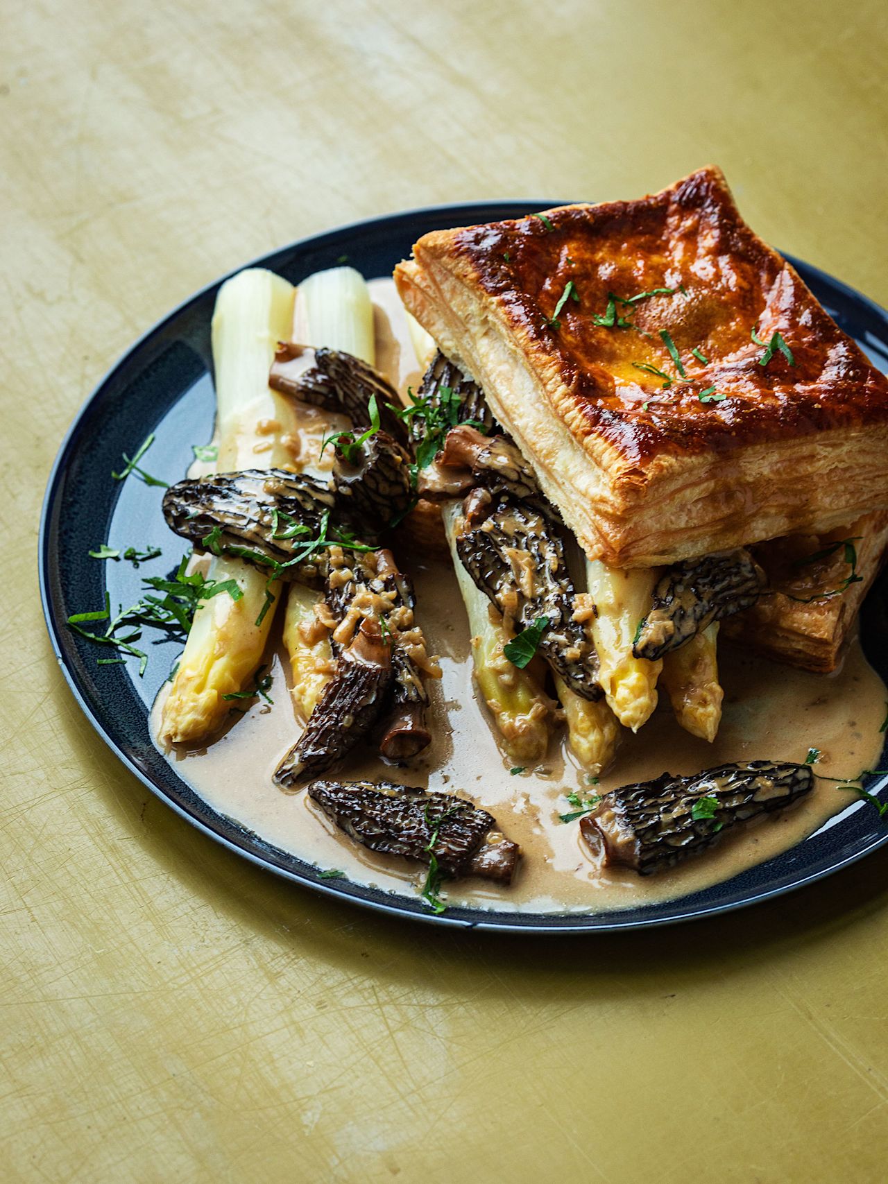 Spargel mit Morcheln im Blätterteig | HOMEMADE