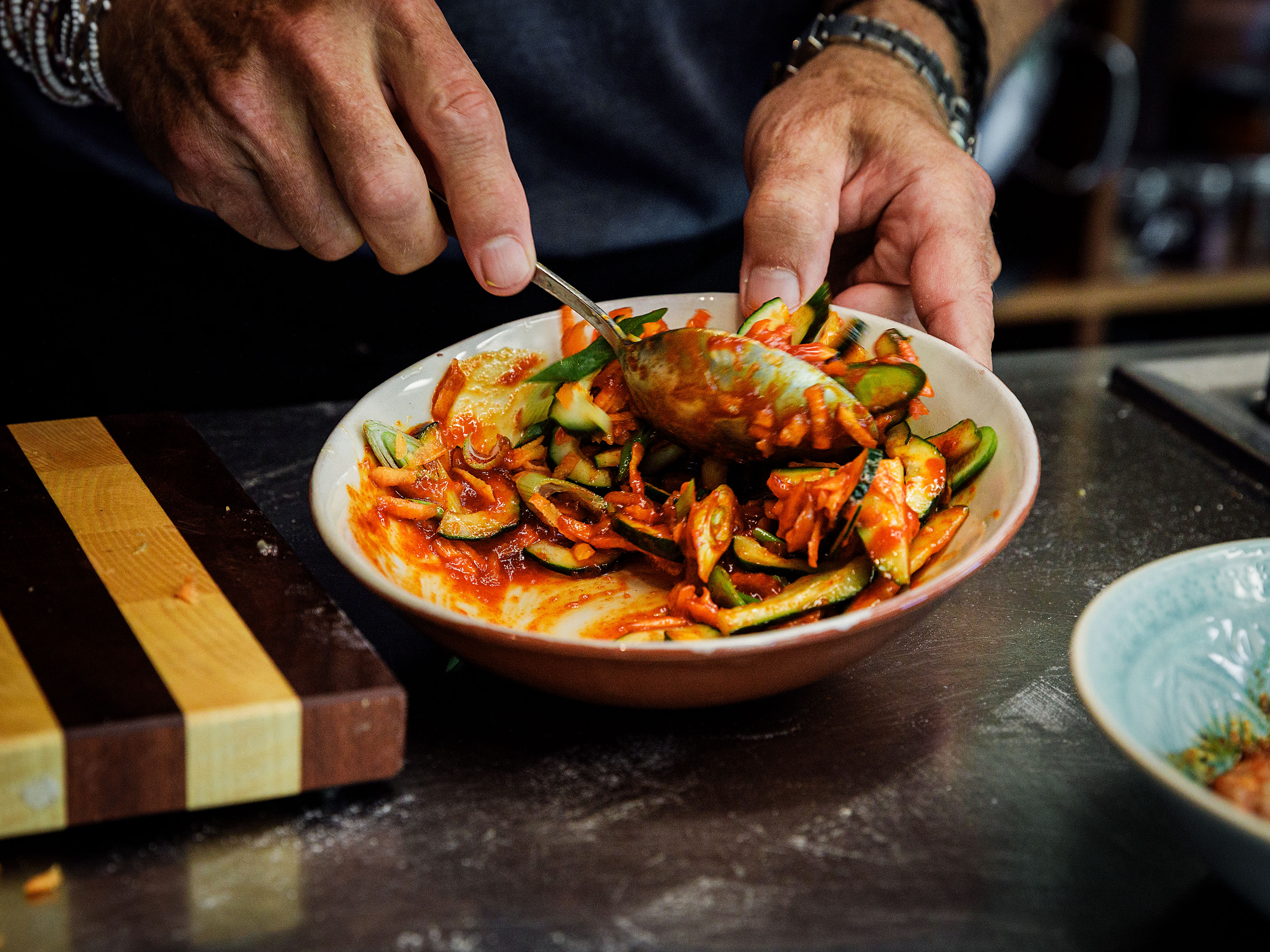 Gochujang Chicken-Burger mit spicy Slaw | HOMEMADE