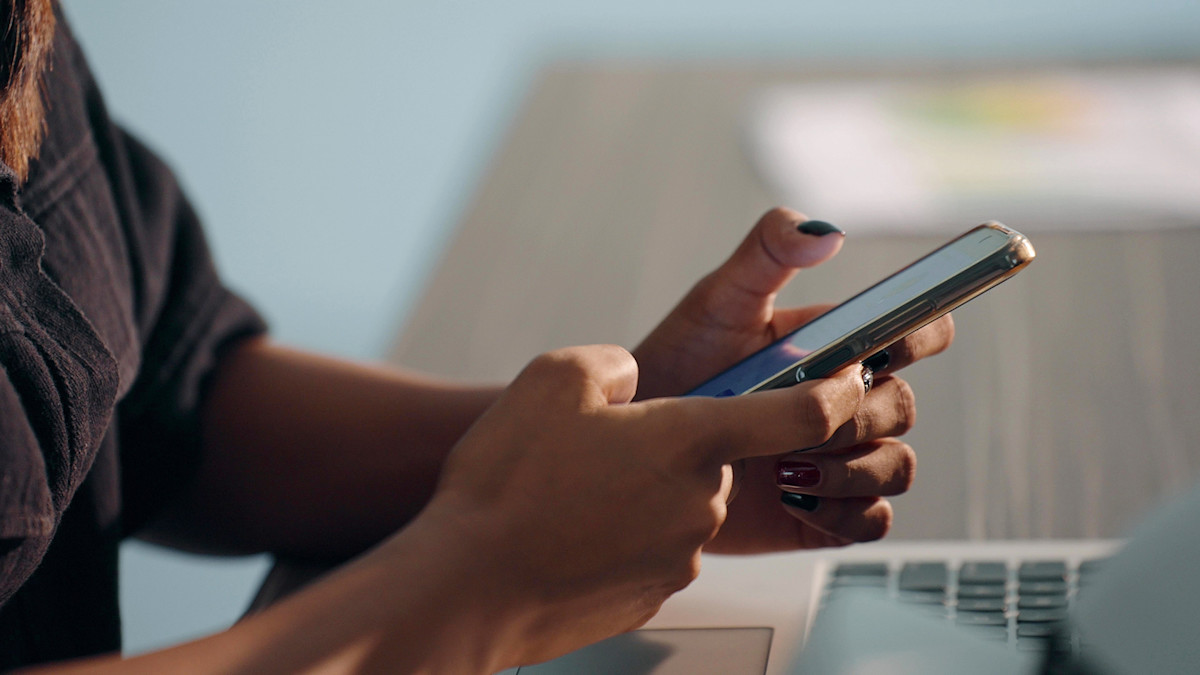 Texting Thumb: Tips and Exercises to Relieve the Pain