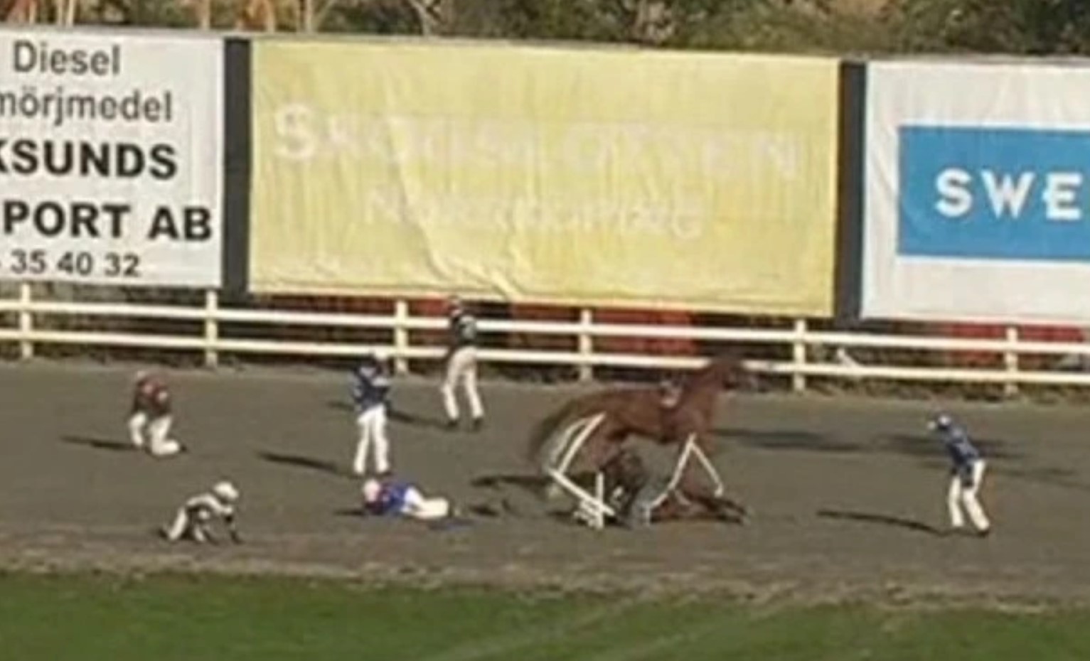 Sex kuskar på backen - Lennartsson till sjukhus | ATG