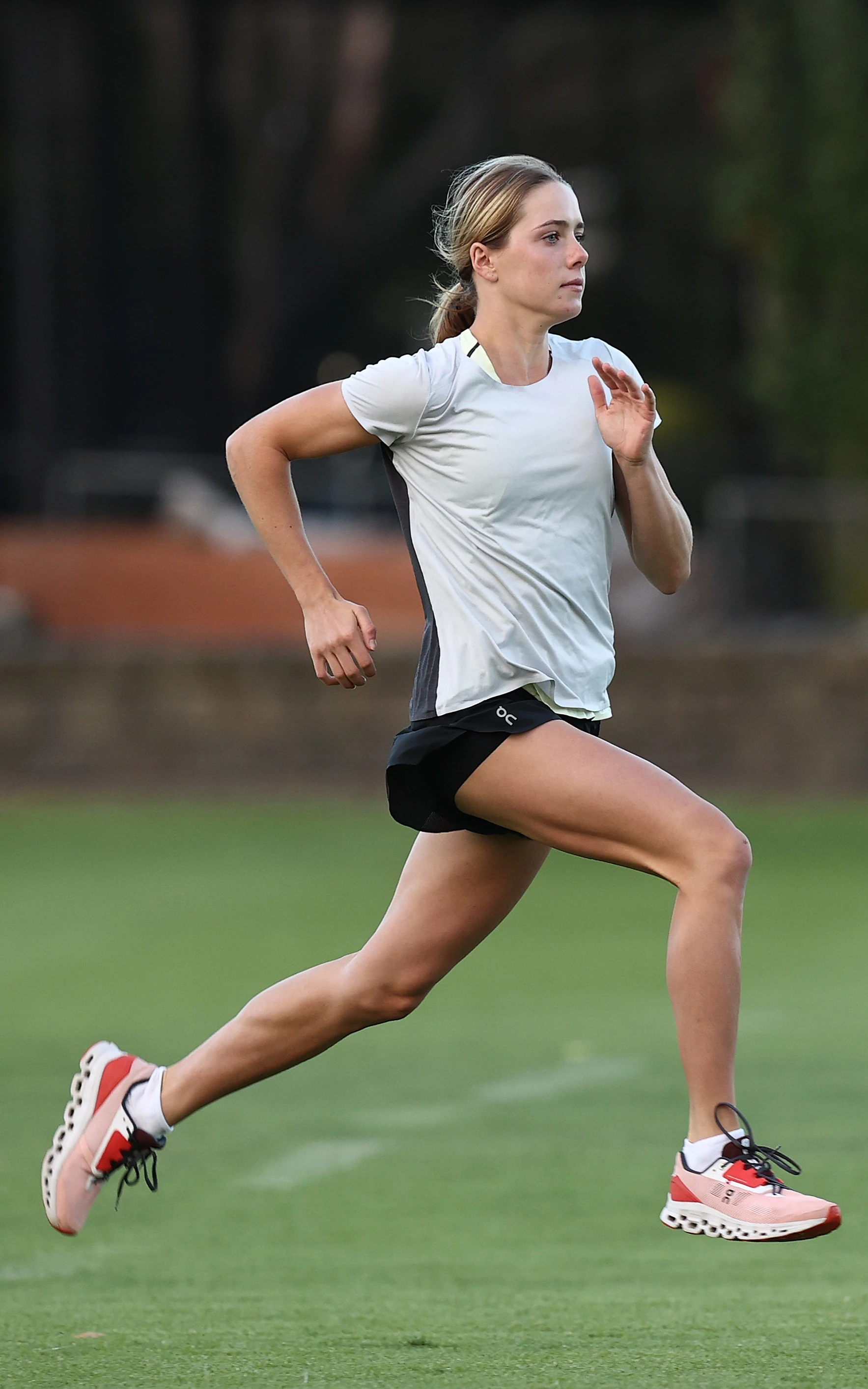 Claudia Hollingsworth | On Australia