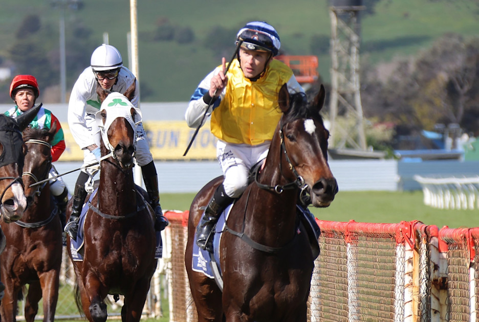 Quality mare returns in style at Whanganui