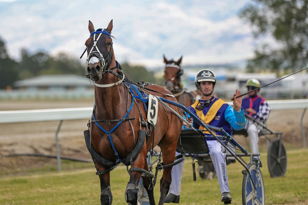 Mo'unga marks campaign end at Omakau